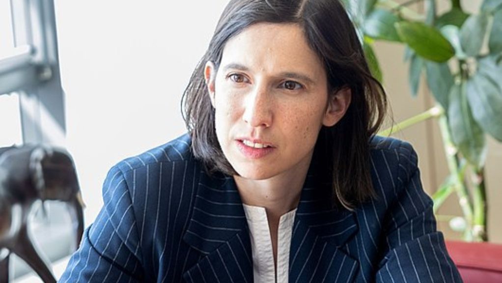 Perché Elly Schlein sembra camminare sulle uova?