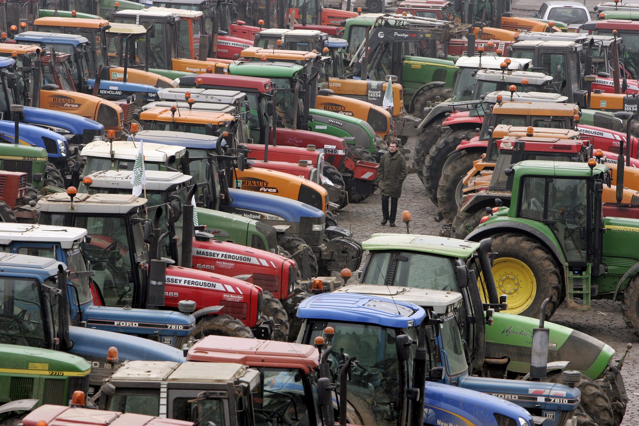 La collera degli agricoltori spaventa il governo francese